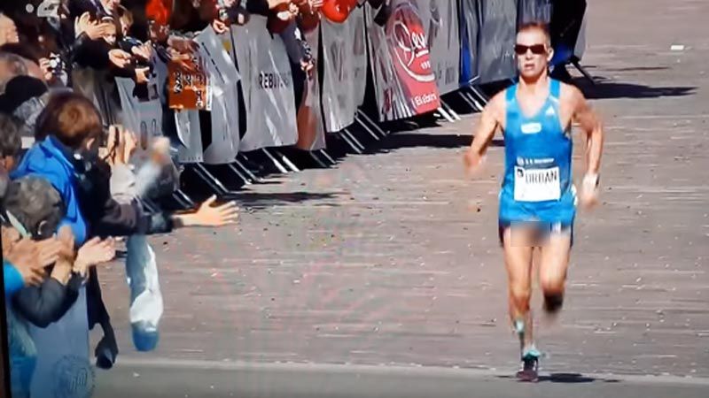 Maratonista mostró sus partes intimas durante la carrera - Diario Panorama