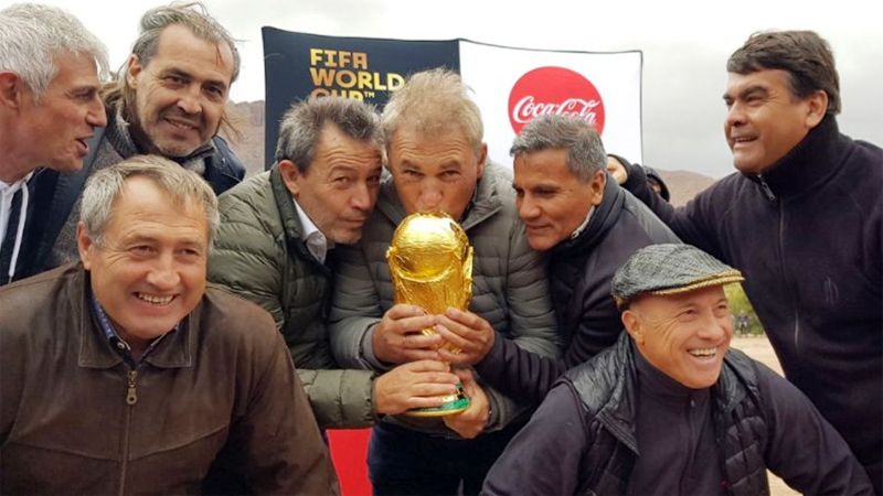 Promesa cumplida: los campeones del '86 fueron a Tilcara con la Copa ...