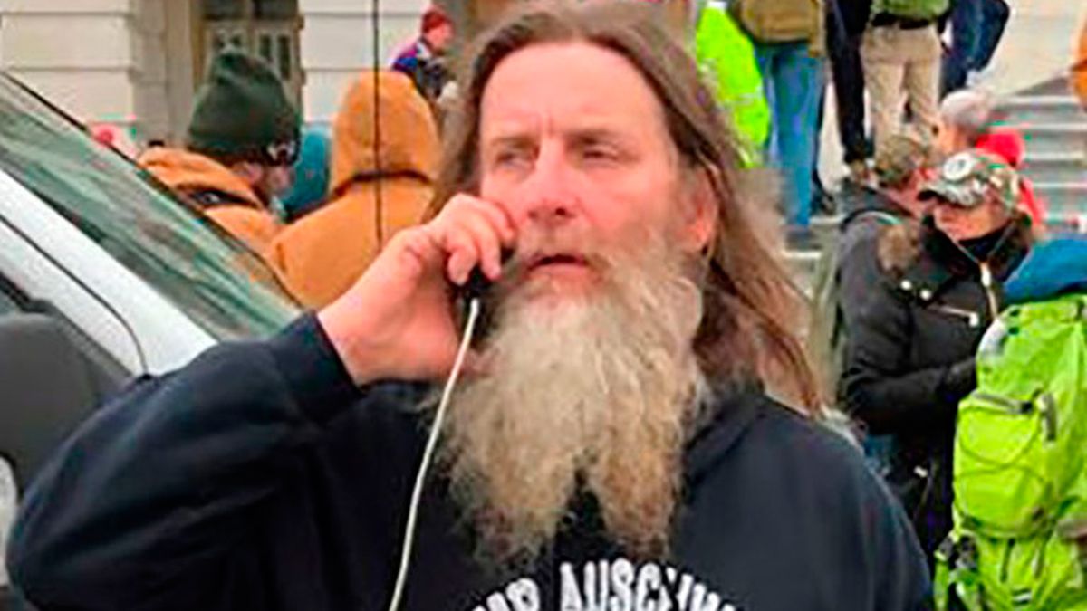 Arrestaron al partidario de Trump que irrumpió en el Capitolio con una ...
