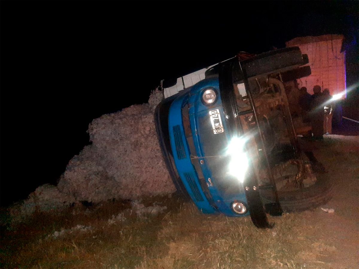 Chofer se salvó de milagro tras el vuelco de un camión con algodón en ...