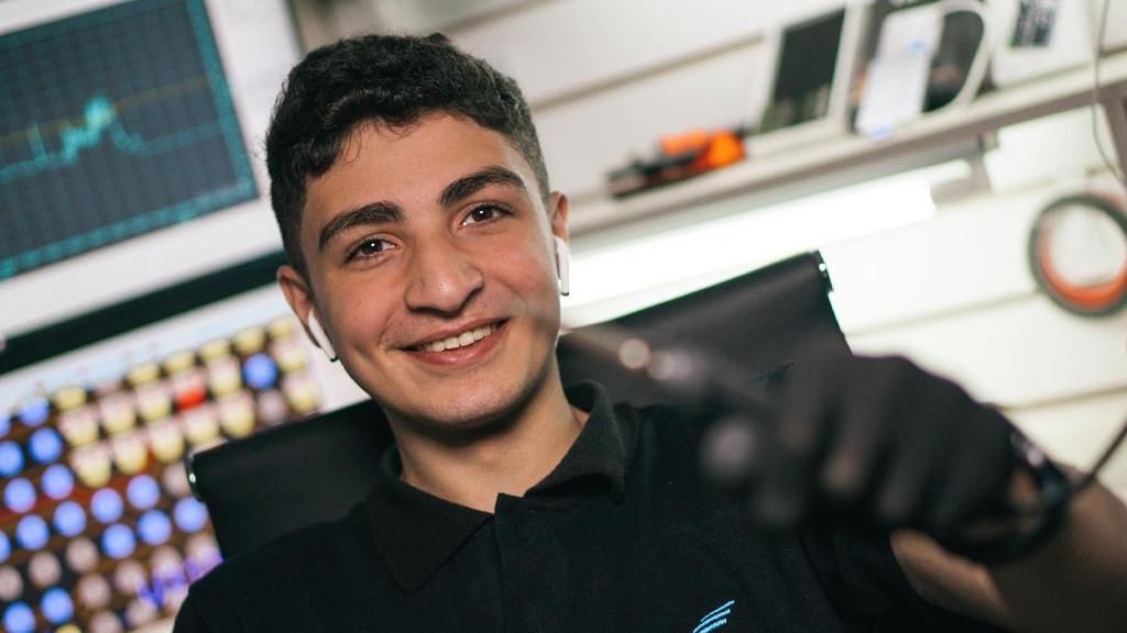 Joven que repara celulares le regaló un móvil a una adolescente para ...