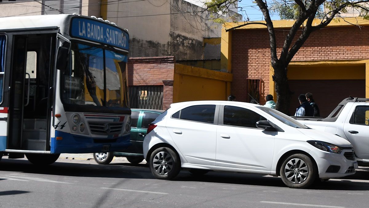 Choque entre un colectivo y un automóvil provocó problemas en el ...