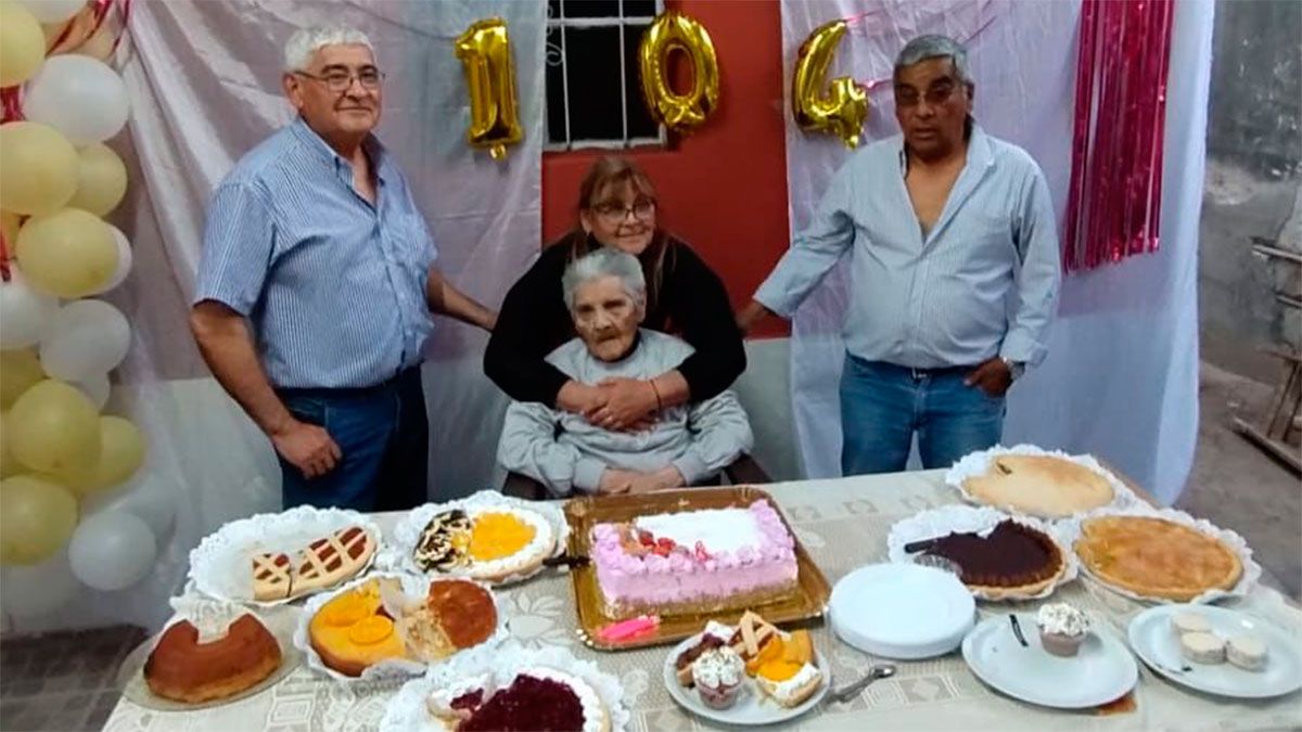 María Gómez festejó su cumpleaños número 104 junto a toda su familia ...