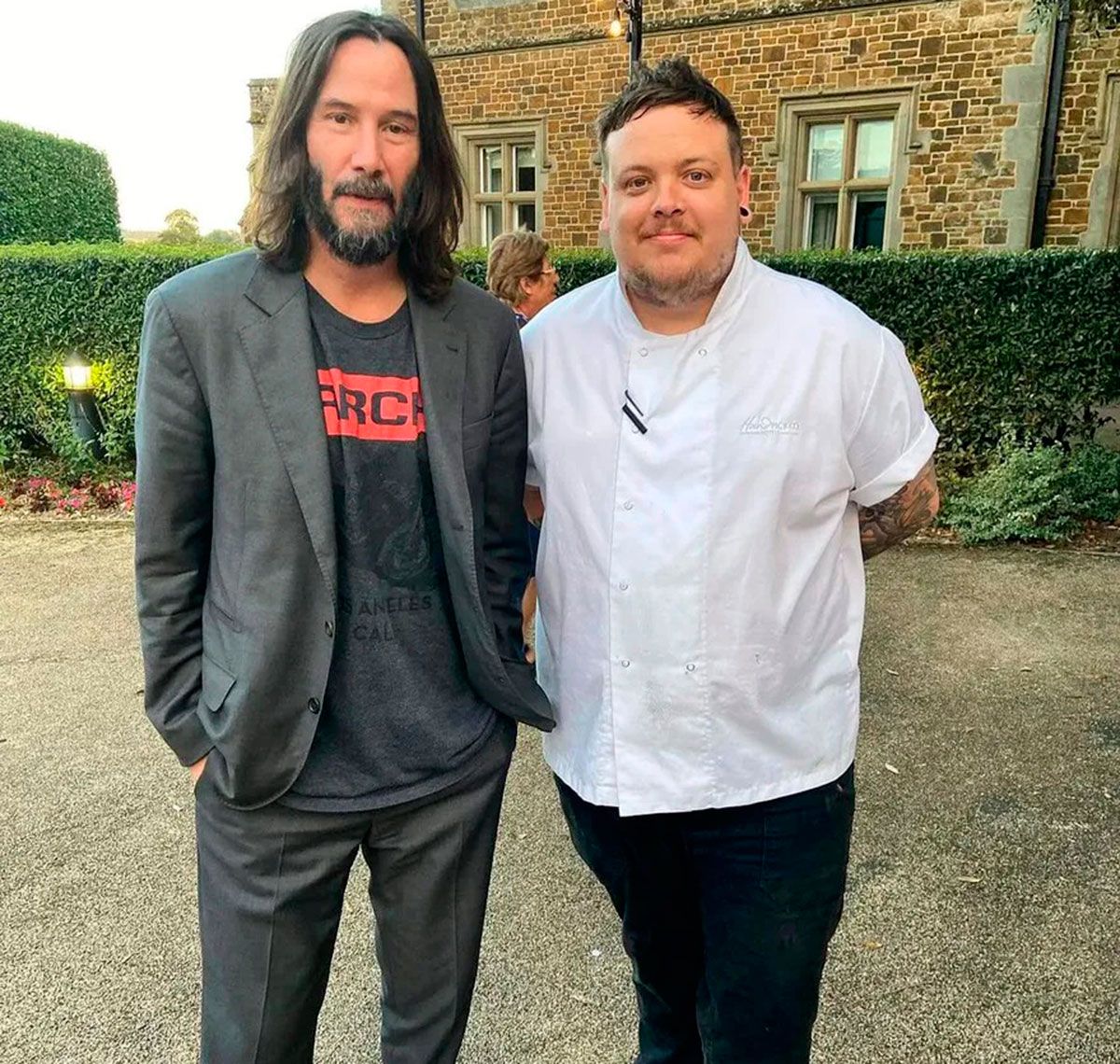 Saludó a Keanu Reeves en un bar, lo invitó a su boda y el actor asistió ...