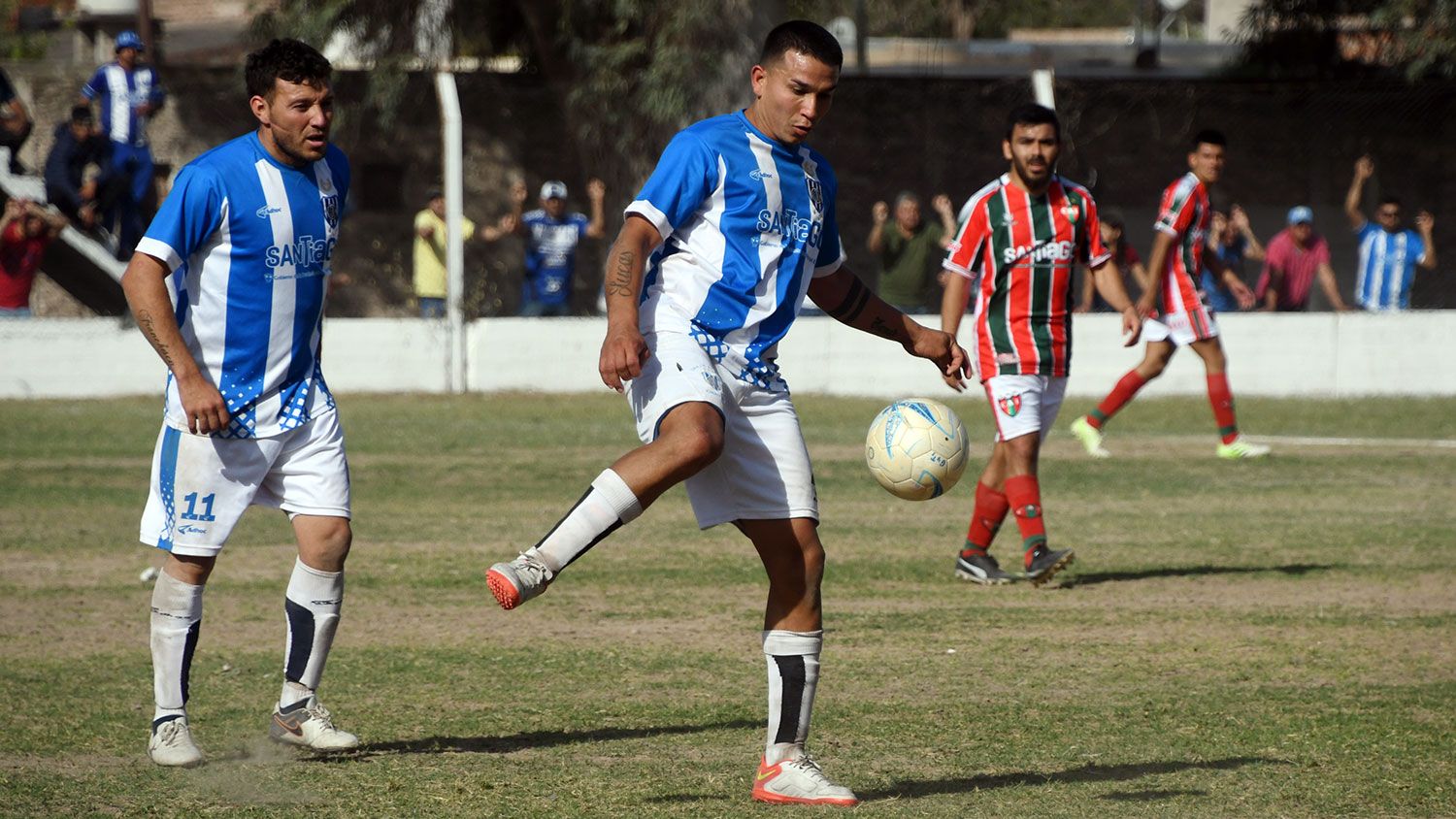 César Escobar, el héroe de Unión Bobadal: el defensor se puso el buzo ...