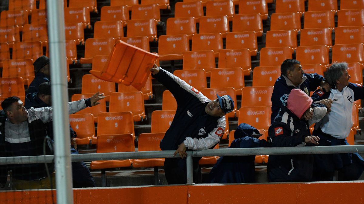 Serios incidentes en Mendoza durante el partido entre Boca y Quilmes ...