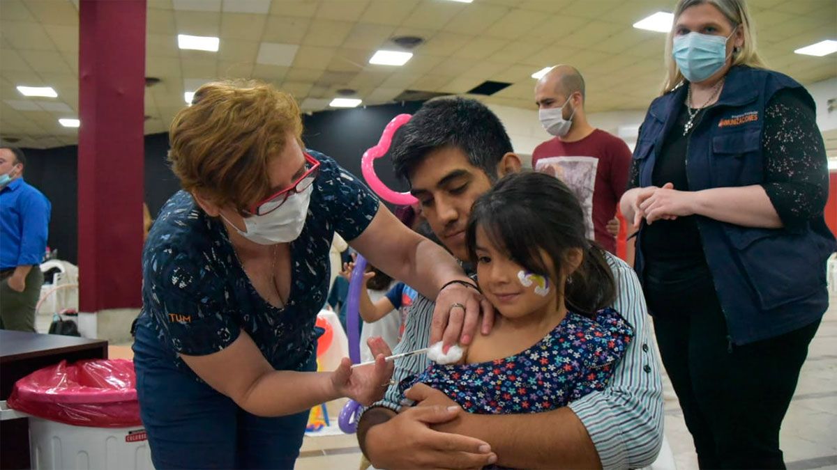 Dio inicio la campaña de vacunación contra el sarampión, la rubéola, la ...