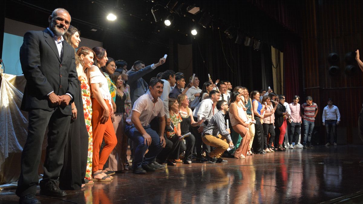 El ISET 2 tuvo su acto de colación en el paraninfo de la UNSE - Diario ...