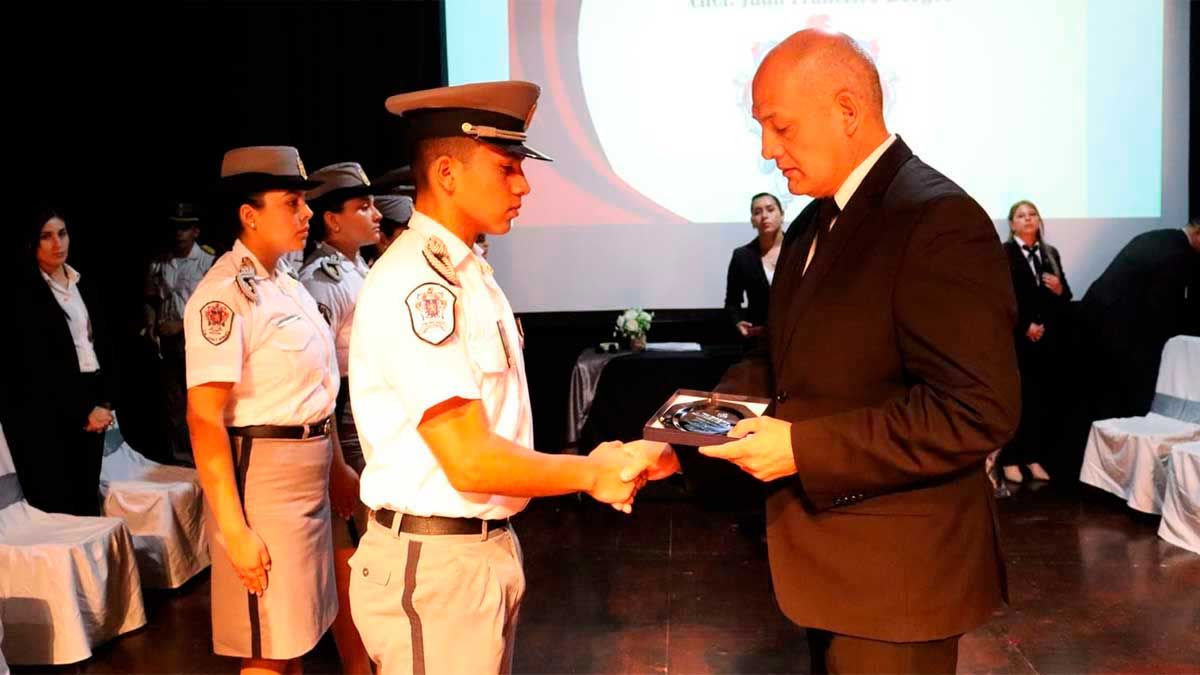 Se egresó la primera promoción mixta de cadetes del Liceo Policial ...