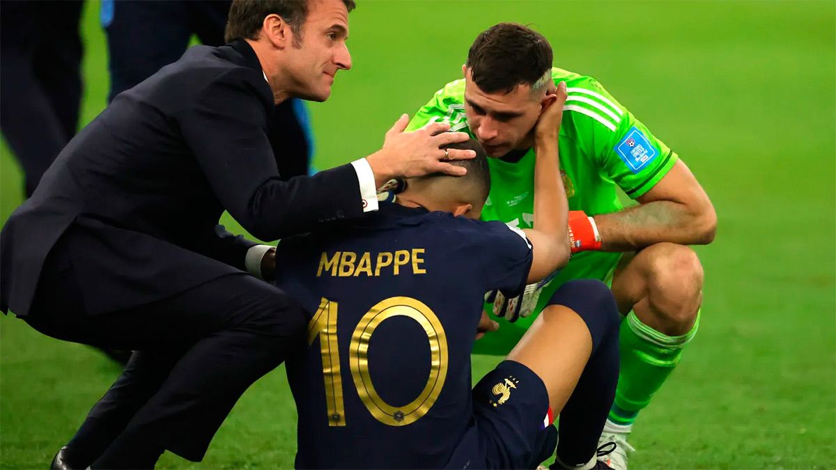 Consolado por el Dibu y por Macron: el sufrimiento de Mbappé tras la ...