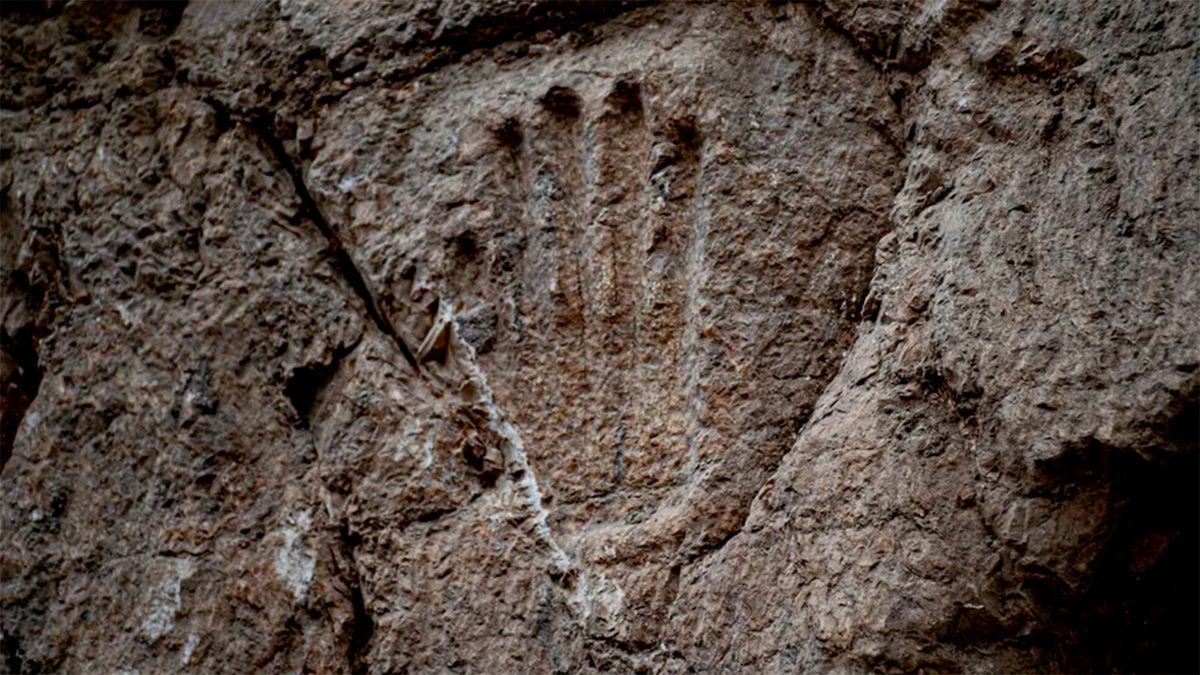 Arqueólogos descubrieron una enigmática mano tallada en un antiguo foso ...