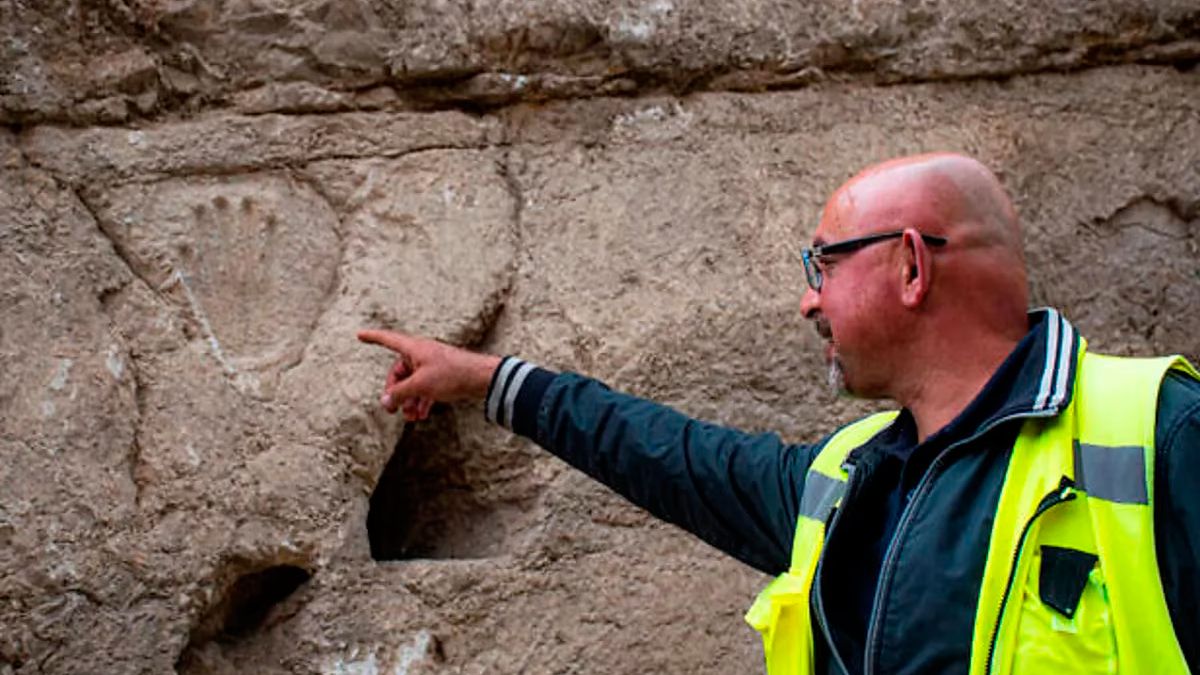 Arqueólogos descubrieron una enigmática mano tallada en un antiguo foso ...