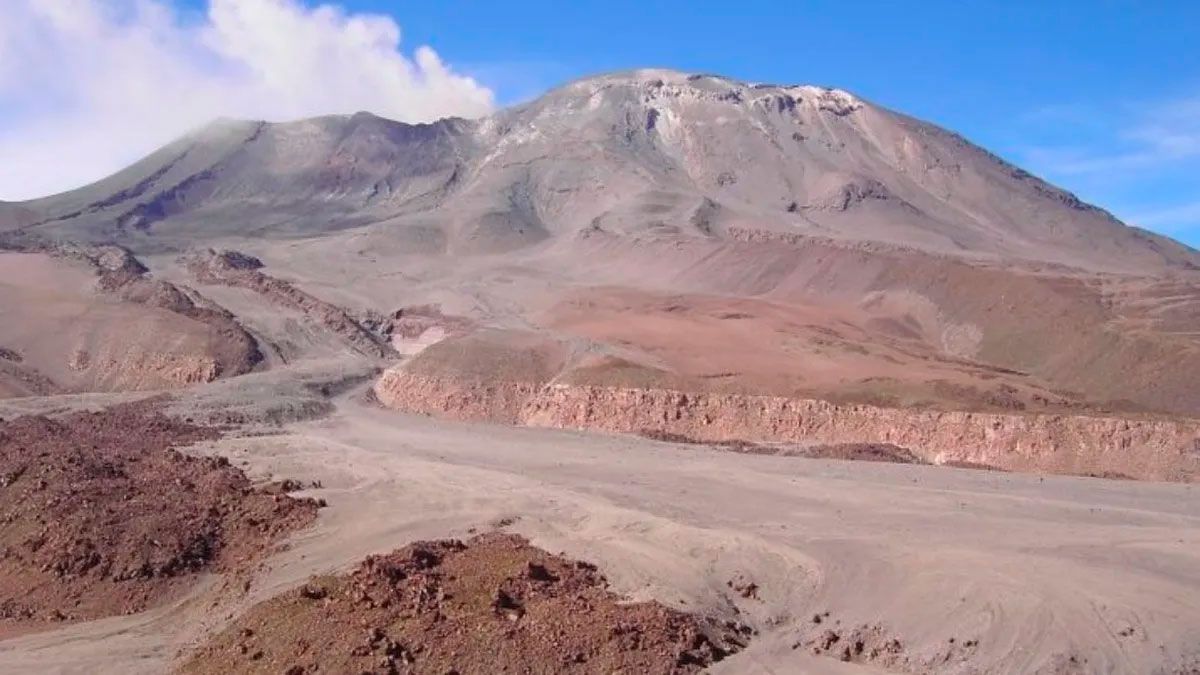 Alertan sobre una posible erupción del volcán Láscar por un incremento ...