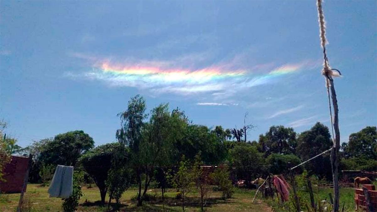 Una nube iridiscente coloreó el interior de Santiago - Diario Panorama