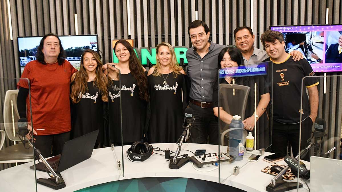 Antes de presentarse en el CCK, Las Mullieris visitaron Radio Panorama ...