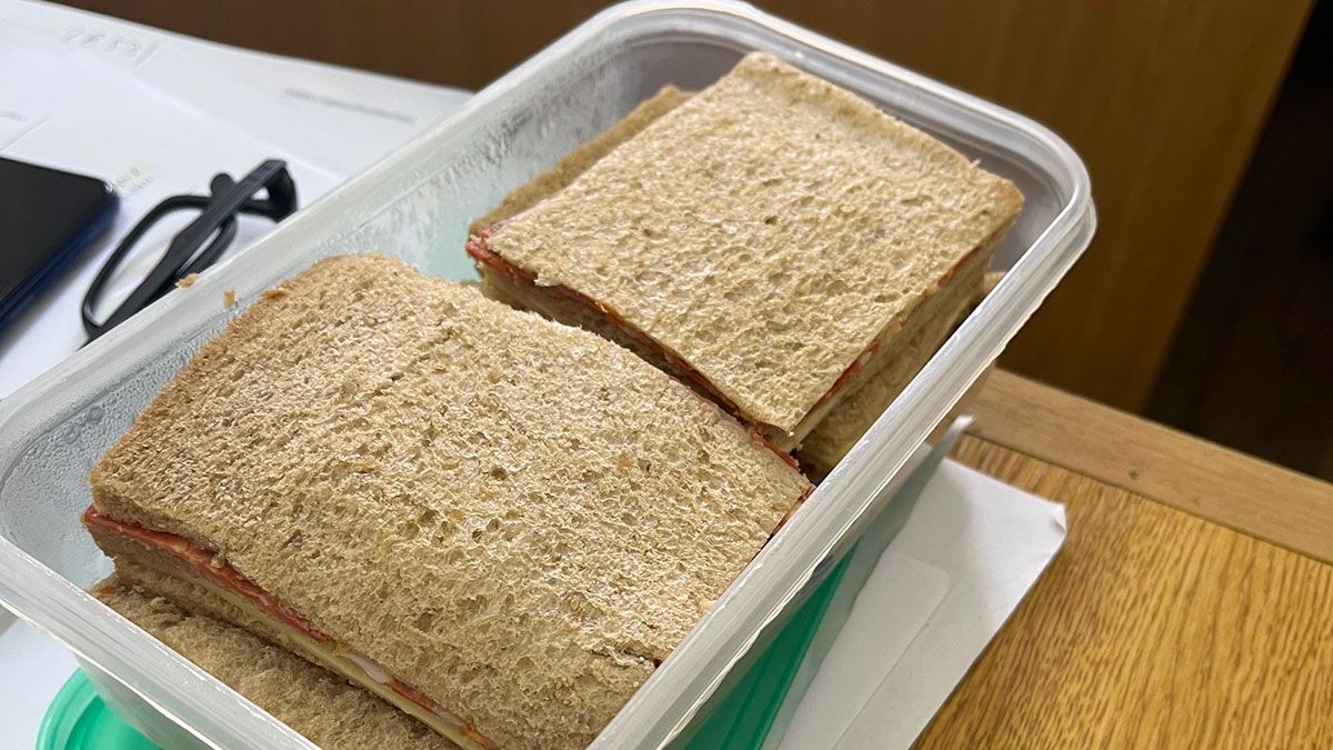 Su compañero le pidió que preparara el mate y él sacó un tupper que le ...