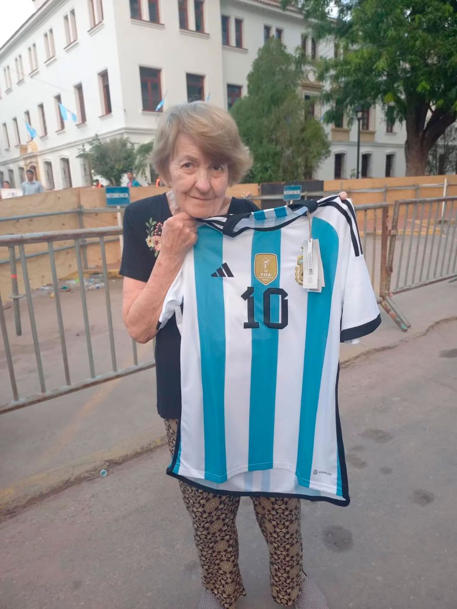 Perla, la abuela que emocionó a la Selección y se llevó un regalo de ...