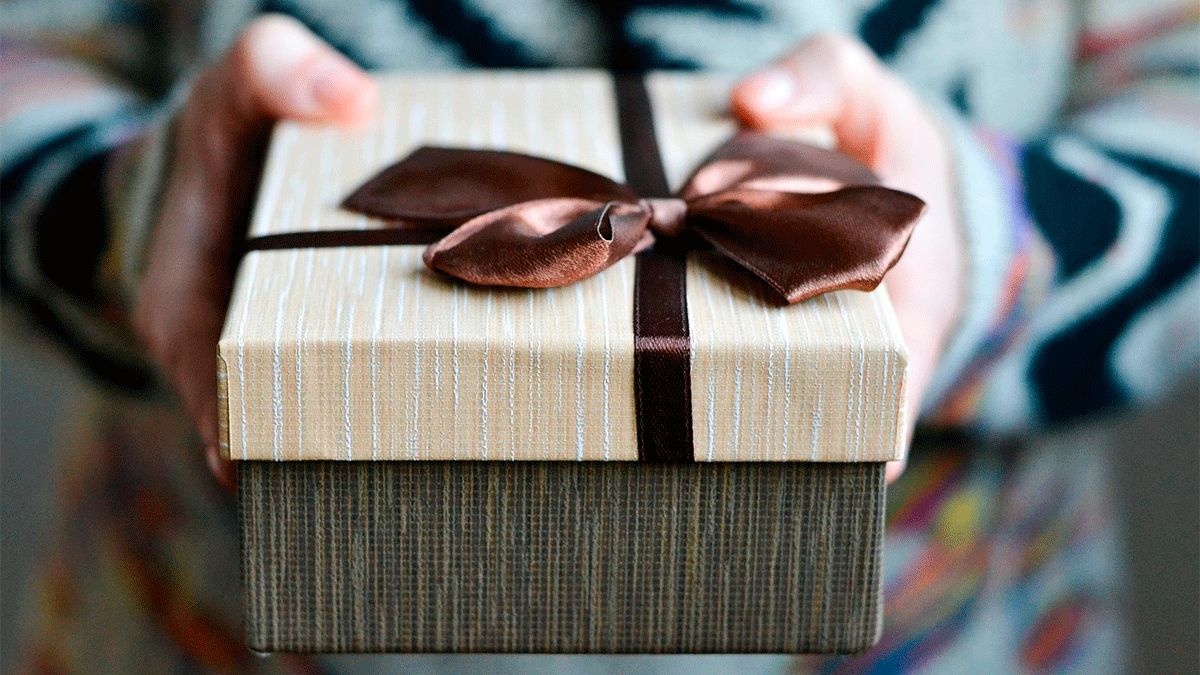 Su novio la sorprendió con una misteriosa caja, pero el regalo era algo ...