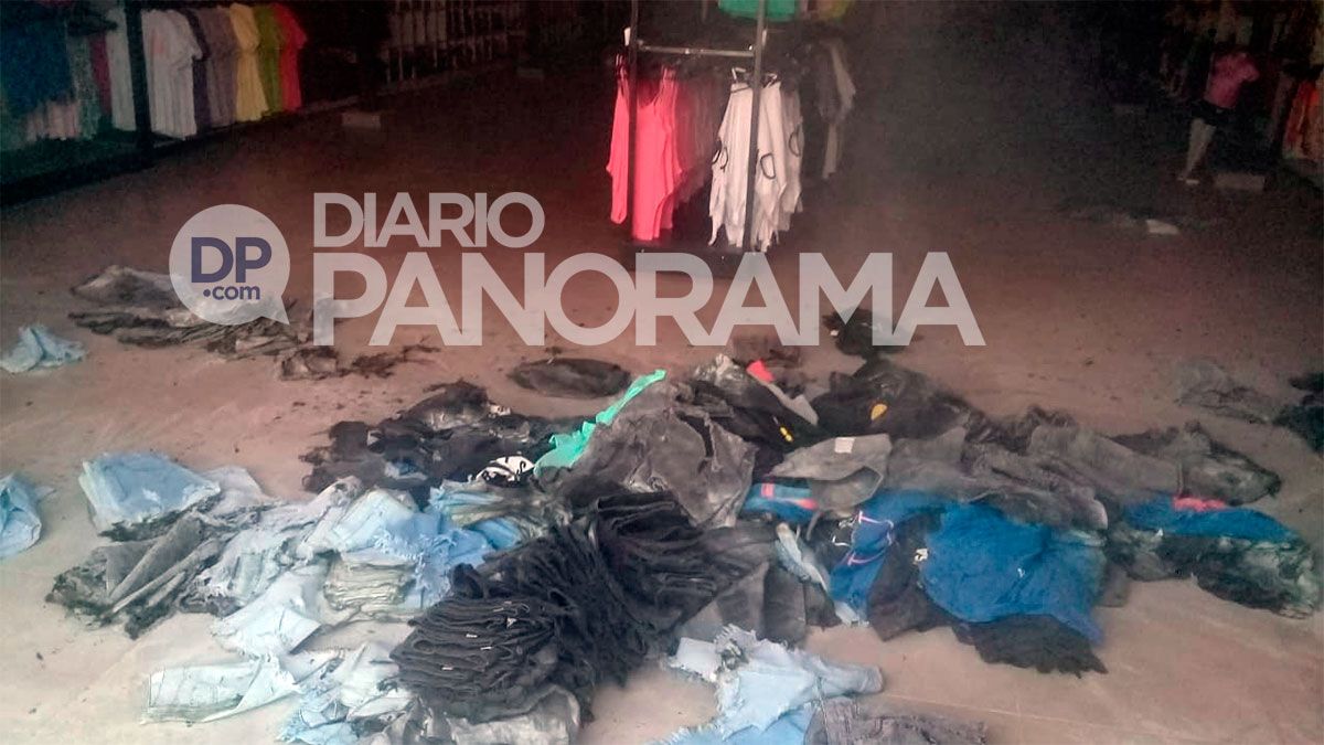 Fuego tomó el depósito de un mayorista de ropa - Diario Panorama