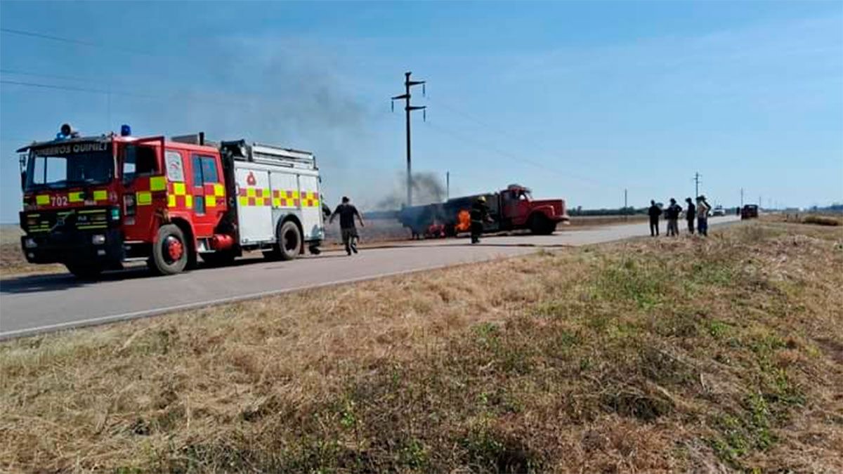 Bomberos controlan el incendio de un camión con postes en la Ruta 116 ...