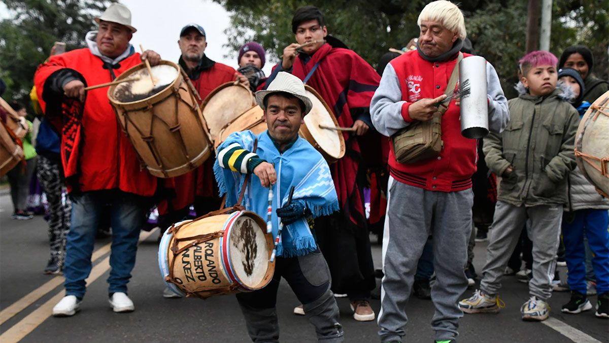 En fotos: La Marcha de los Bombos le puso color a las calles de la ...