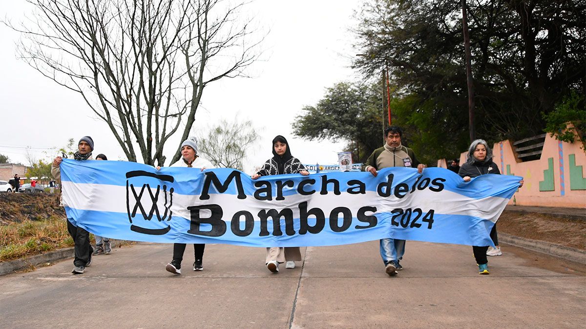 En fotos: La Marcha de los Bombos le puso color a las calles de la ...