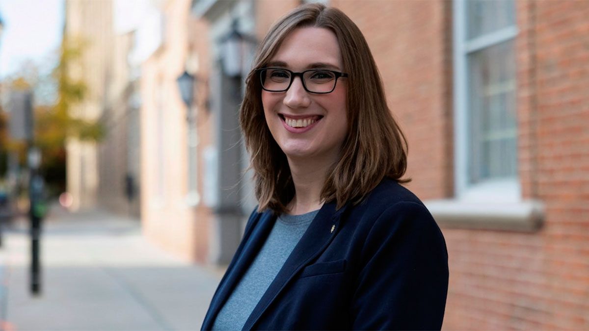 Sarah McBride es la primera mujer transgénero en obtener un escaño en ...