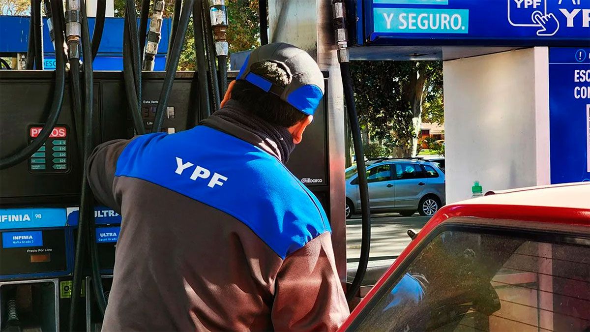 YPF anunció que bajará un 4% el precio de sus combustibles a partir del jueves 1 de mayo ...
