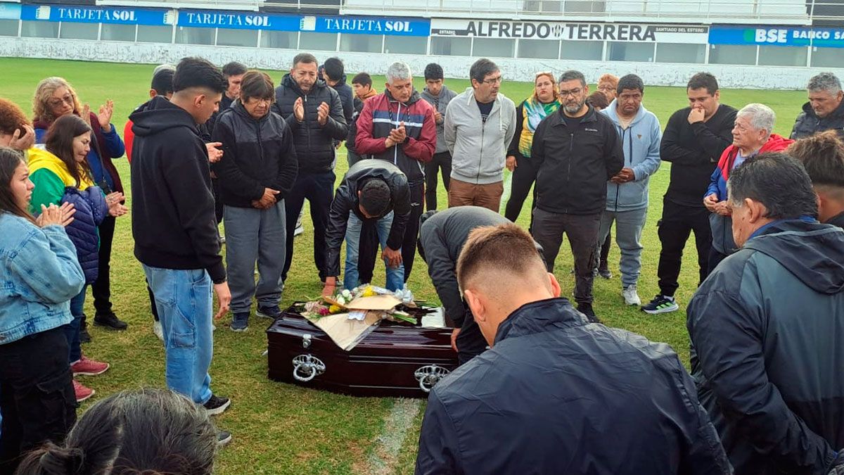 Con mucha tristeza, familiares, amigos e hinchas despidieron al “Loco ...